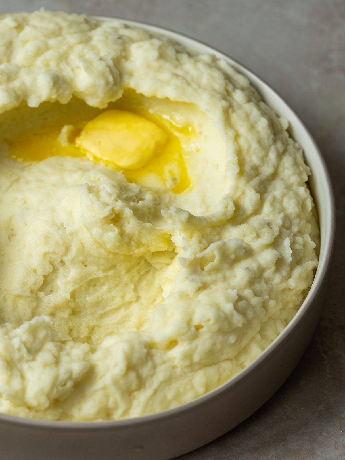 Easy Creamy Mashed Potatoes - Fluffy Whipped Mashed Potatoes